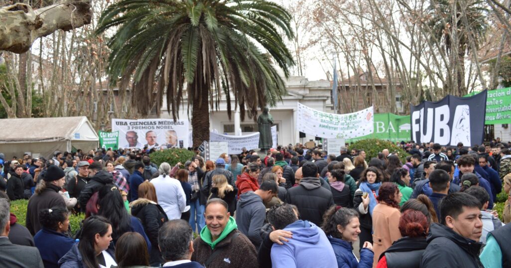APUBA – Sitio Oficial » MASIVO ABRAZO AL INSTITUTO ROFFO---